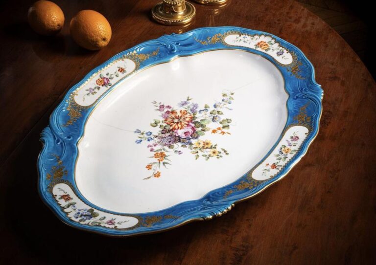 La plus grande pièce du fabuleux service « bleu céleste » de Louis XV ...